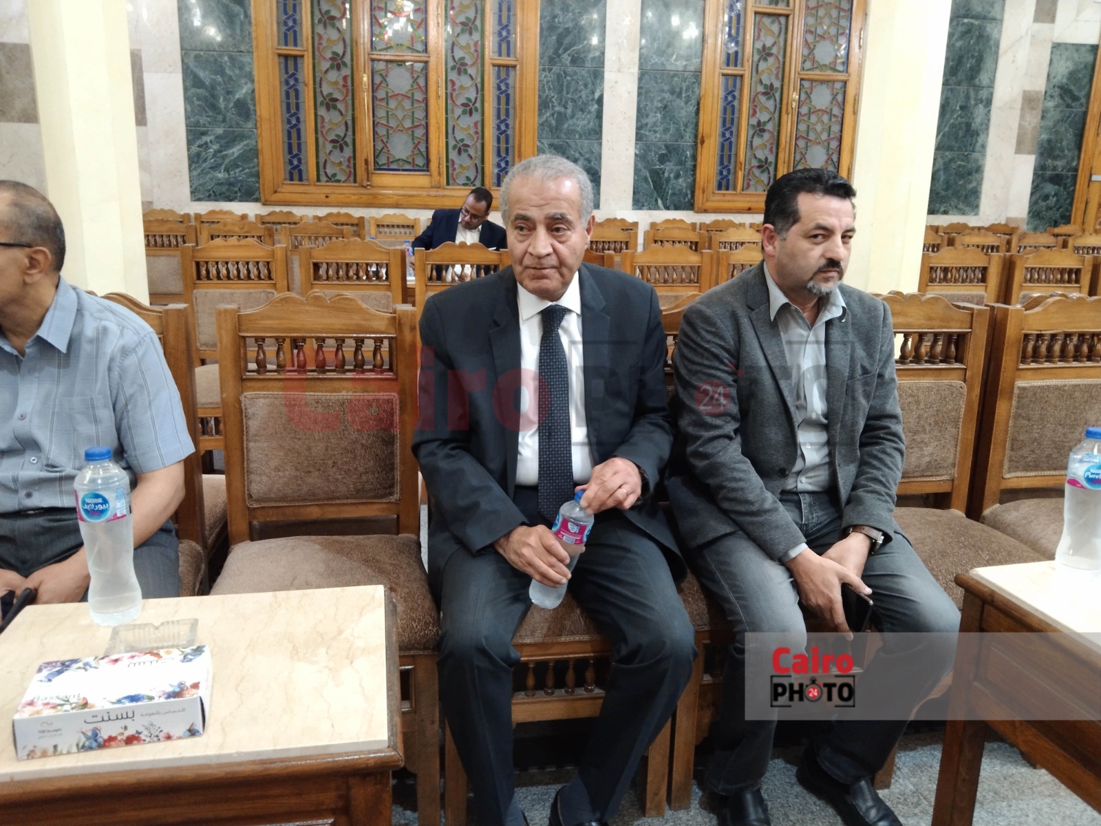 وزير التموين ونقيب المهندسين السابق يؤديان واجب العزاء في شقيقة عصام شرف